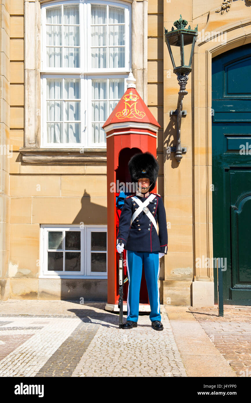 Royal Guard and sentry box at the Royal Palace of Amalienborg ...