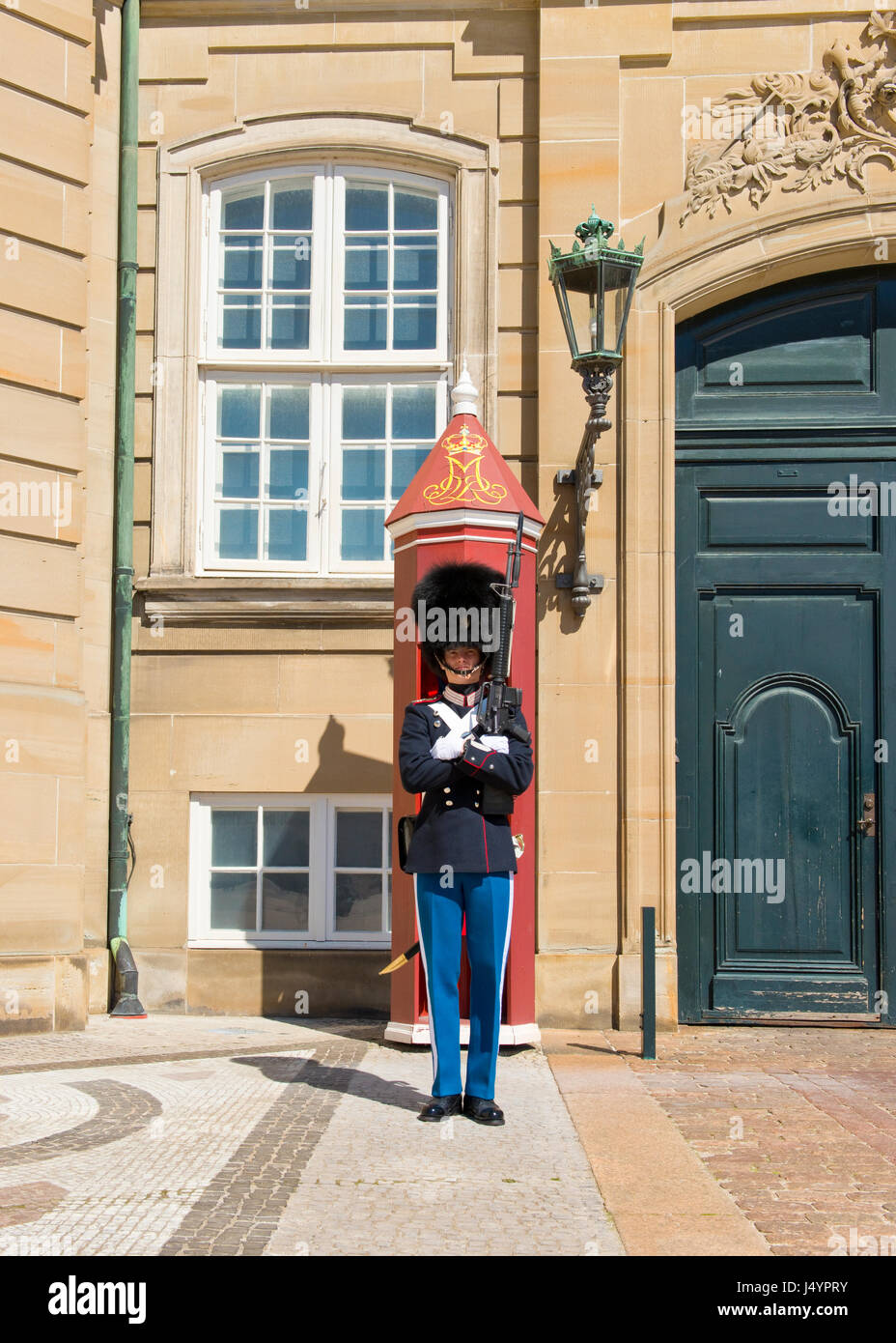 Royal guard sentry box hi-res stock photography and images - Alamy