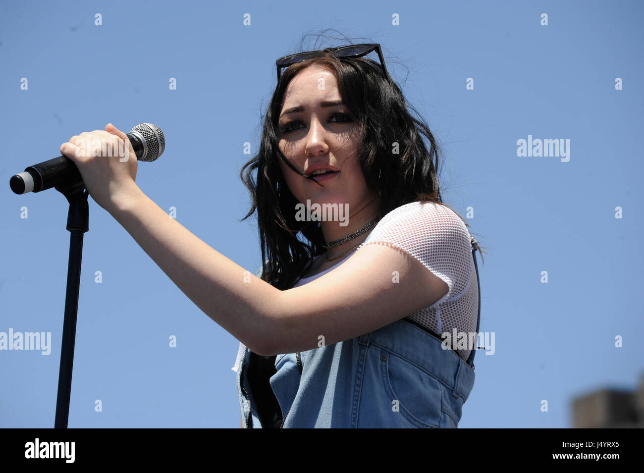 Noah cyrus performing hi-res stock photography and images - Alamy
