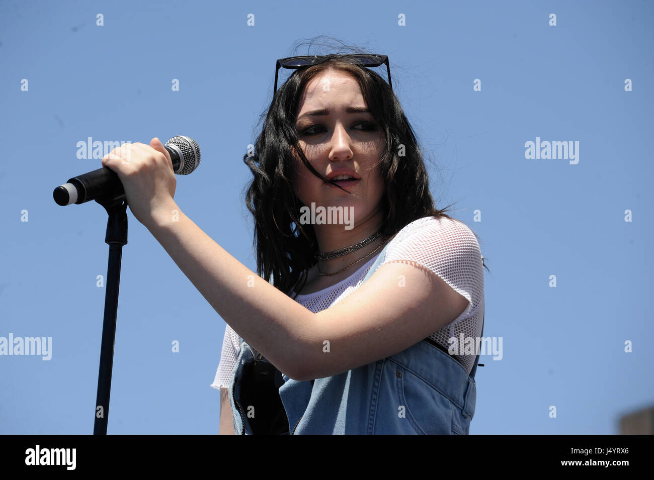 Noah cyrus performing hi-res stock photography and images - Alamy