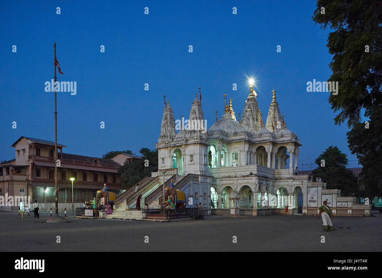 Baps shri swaminarayan mandir at night hi-res stock photography and ...