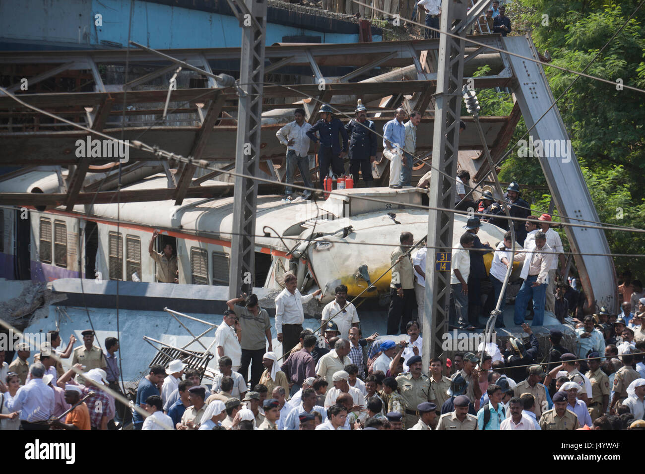 Accident water pipeline collapsed over moving train, thane, mumbai ...