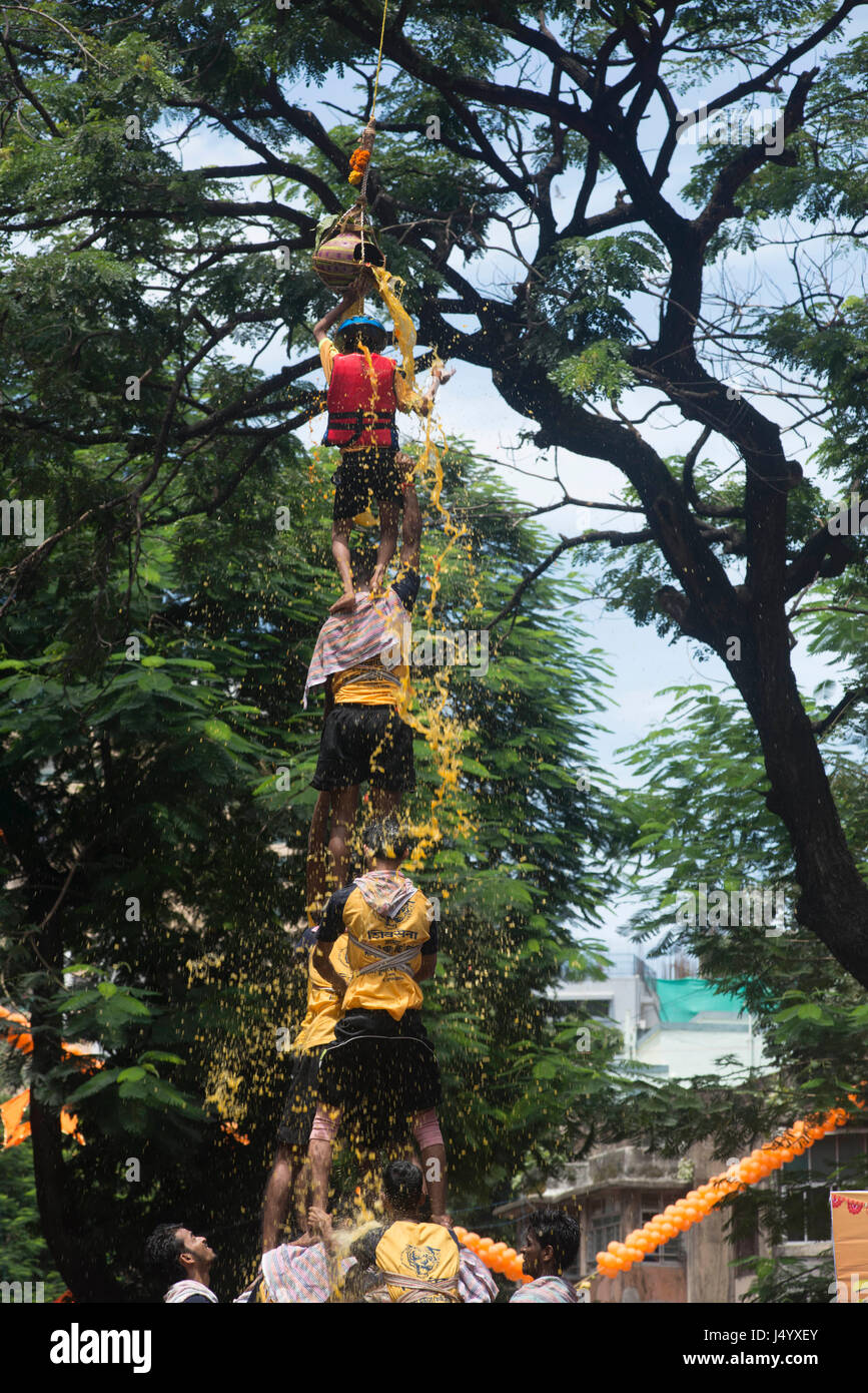 Human pyramid breaking pot of colours, mumbai, maharashtra, india, asia ...