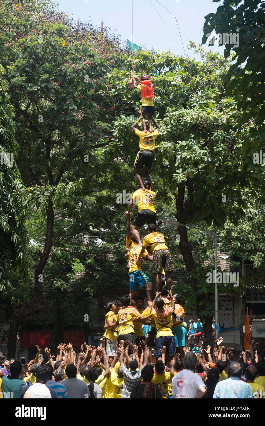 Human pyramid breaking dahi handi, mumbai, maharashtra, india, asia ...