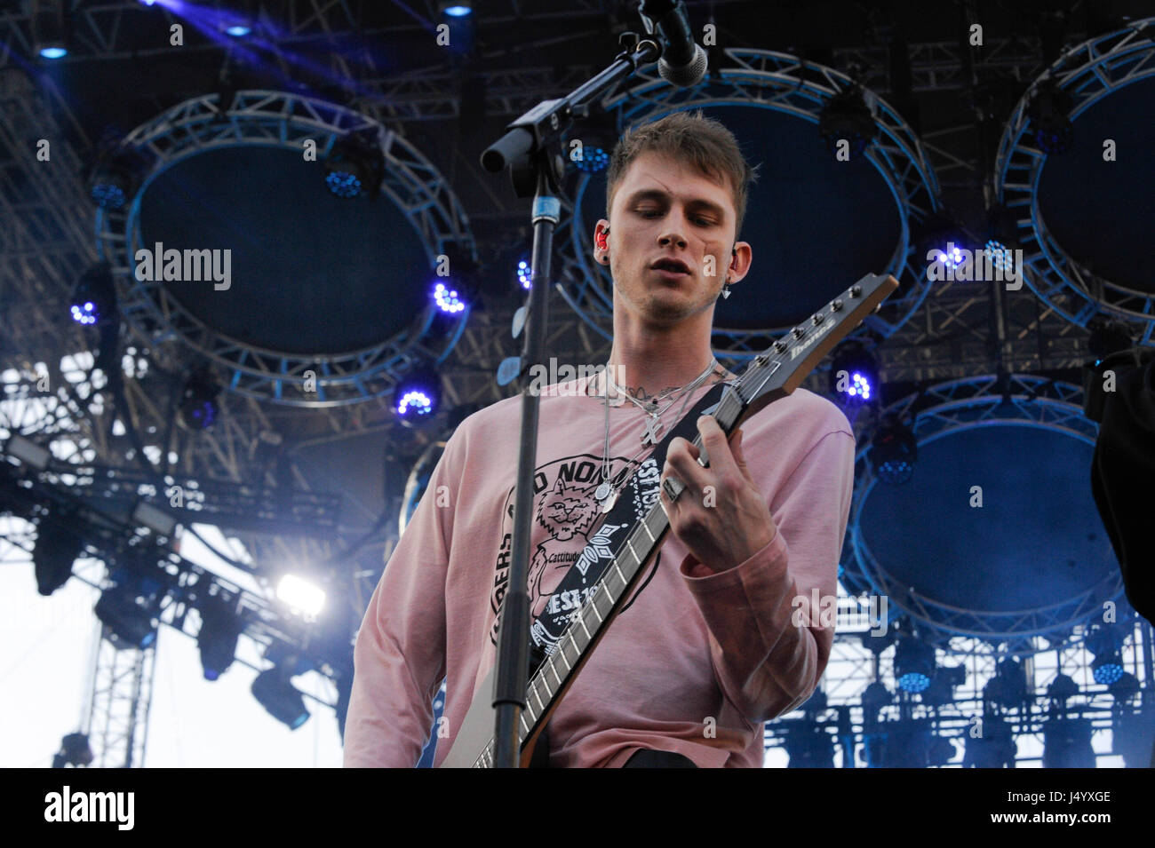Machine gun kelly performing on stage hi-res stock photography and ...