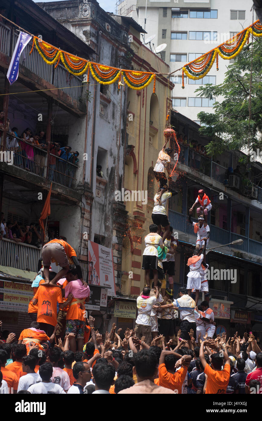 Human pyramid breaking dahi handi, mumbai, maharashtra, india, asia ...