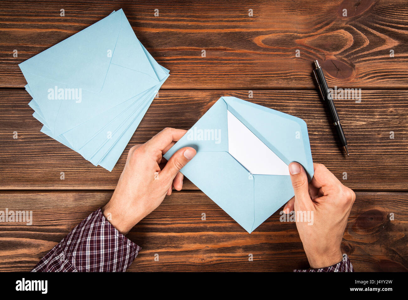 Man's hands holding an envelope Stock Photo - Alamy