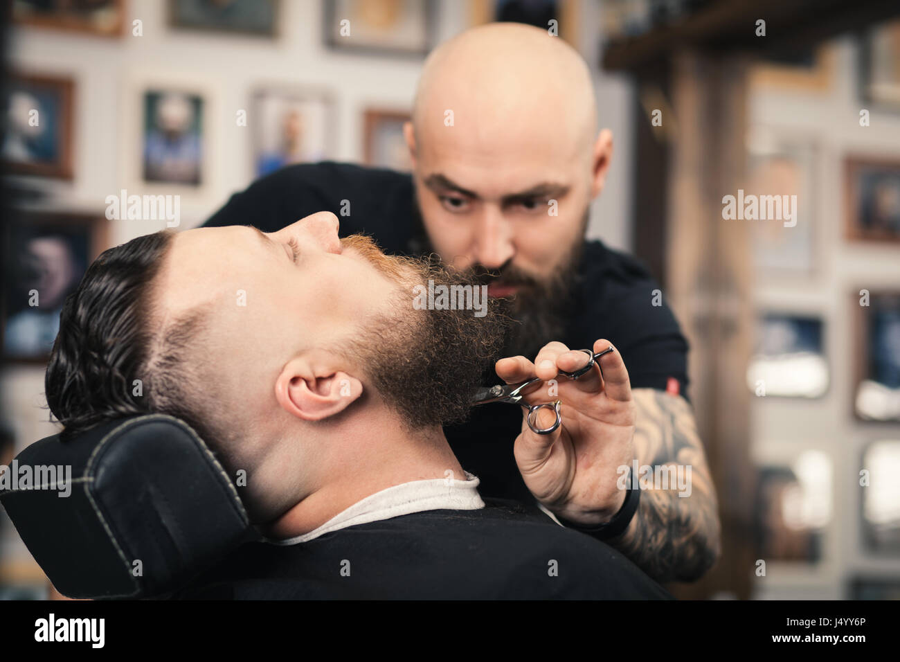 Professional barber in a barbershop doing a haircut Stock Photo - Alamy