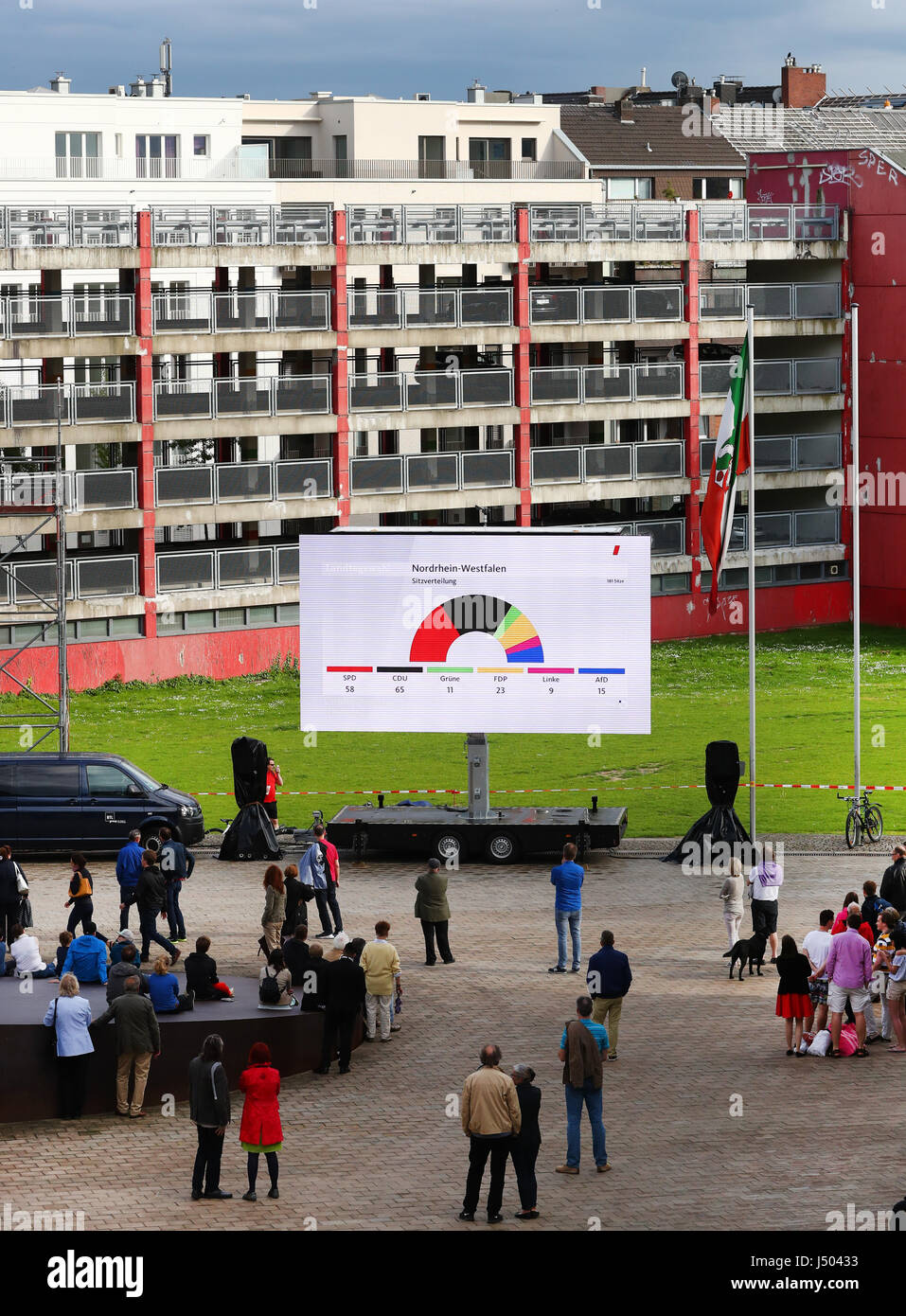 A projection screen shows the first projections of the state elections ...