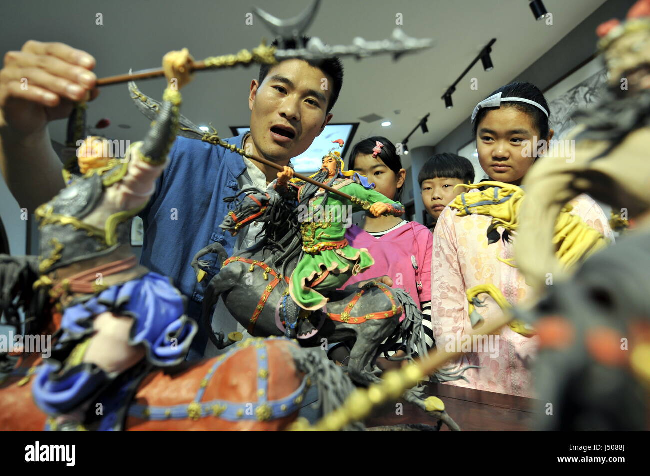 (170515) -- LINYI, May 15, 2017 (Xinhua) -- Han Hongyuan (1st L), a ...