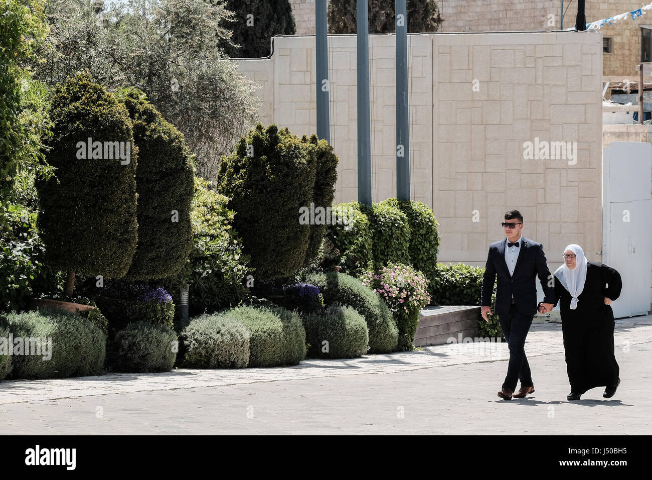 Jerusalem, Israel. 15th May, 2017. Families and friends gather in the ...