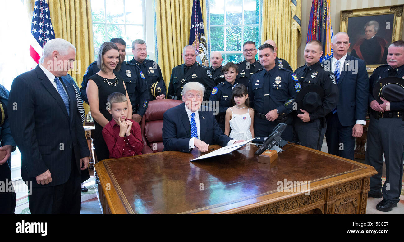 American women police officers in uniform hi-res stock photography and ...