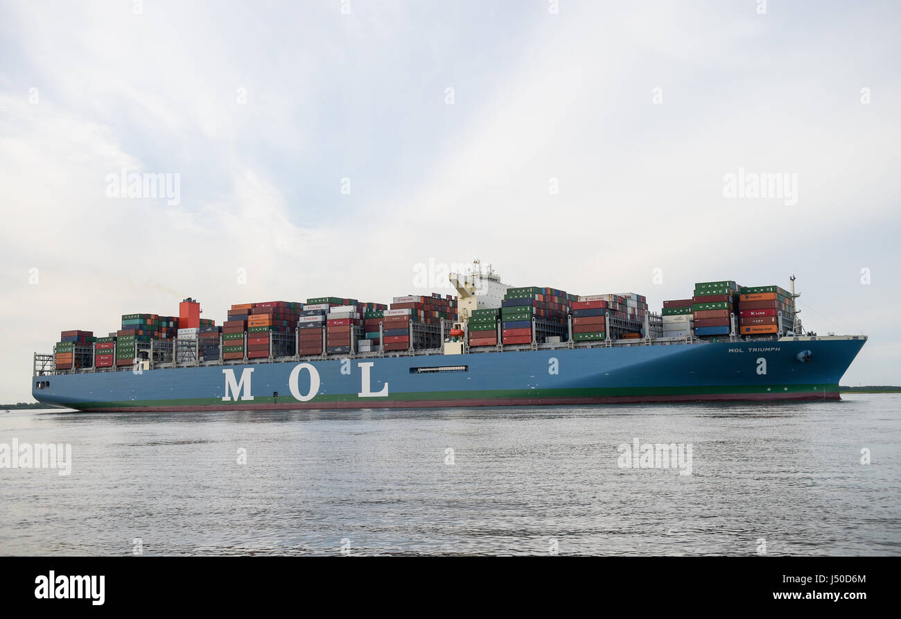 Stade, Germany. 15th May, 2017. The container ship MOL Triumph on the ...