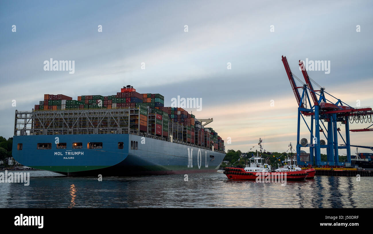 Hamburg, Germany. 15th May, 2017. The container ship MOL Triumph docks ...