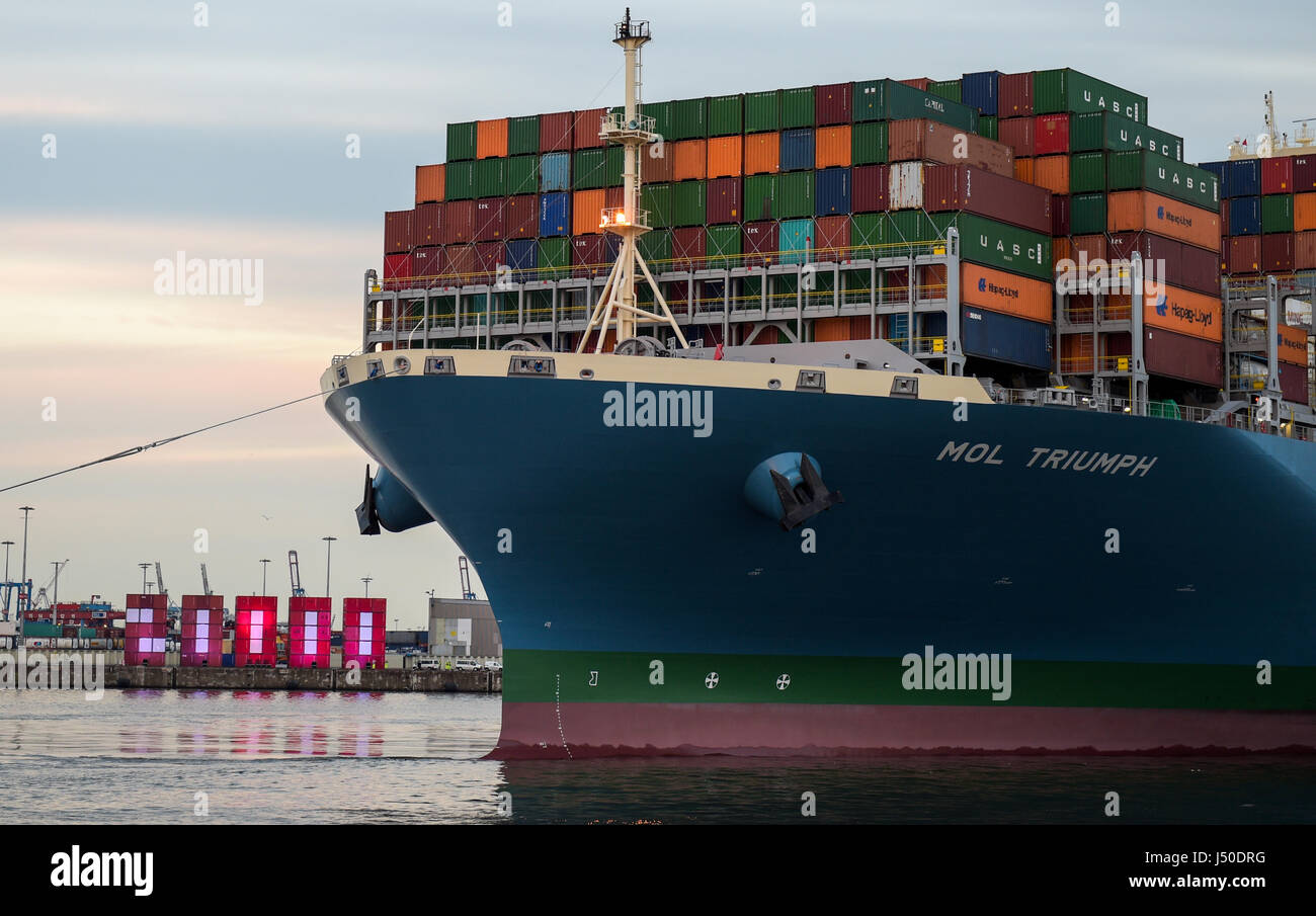 Hamburg, Germany. 15th May, 2017. The container ship MOL Triumph docks ...
