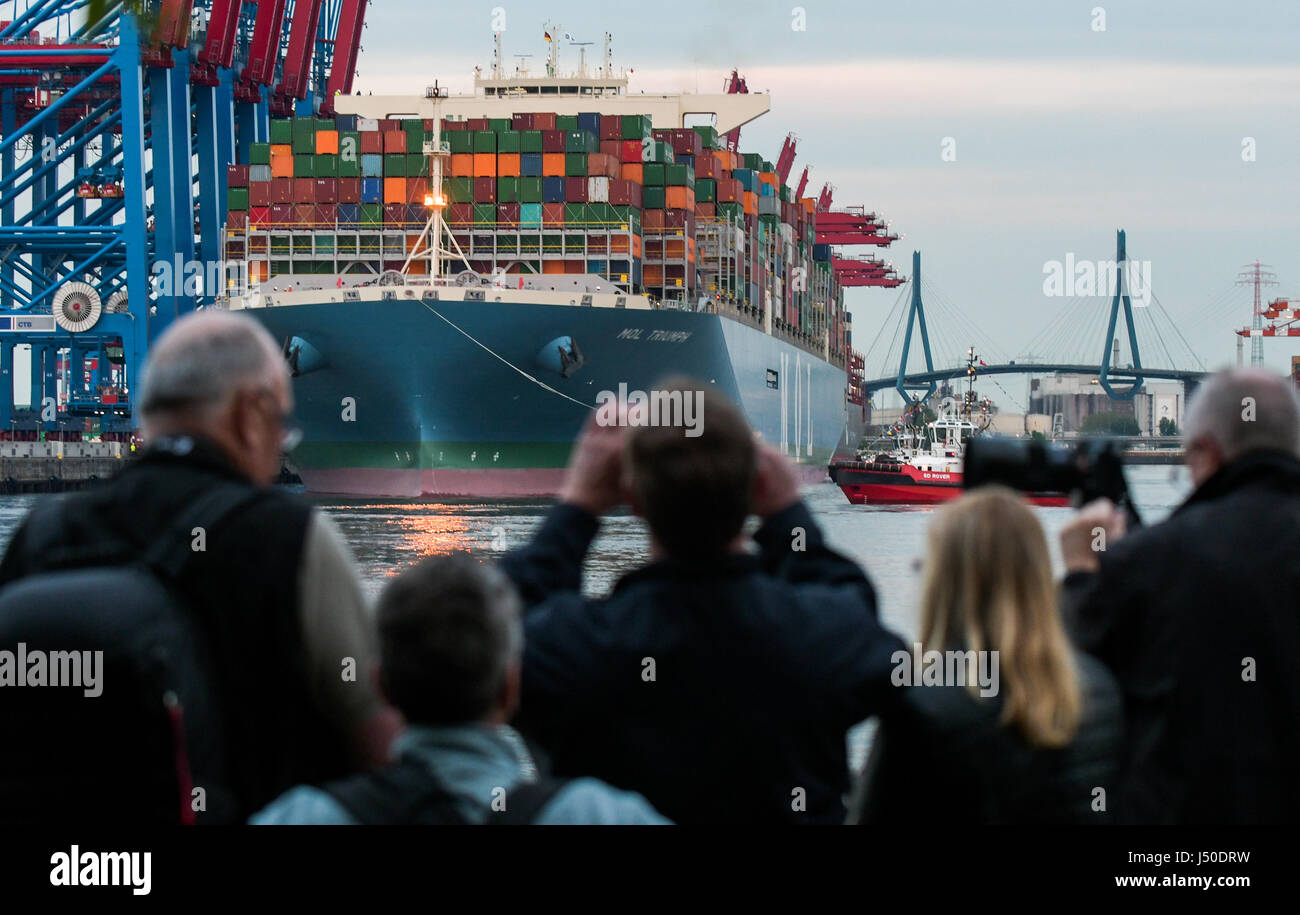 Hamburg, Germany. 15th May, 2017. The container ship MOL Triumph docks ...