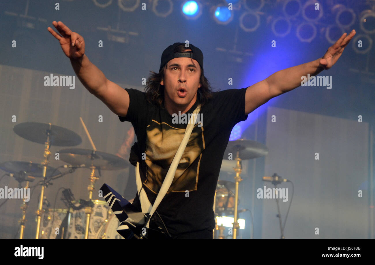 Vic Fuentes Singing On Stage