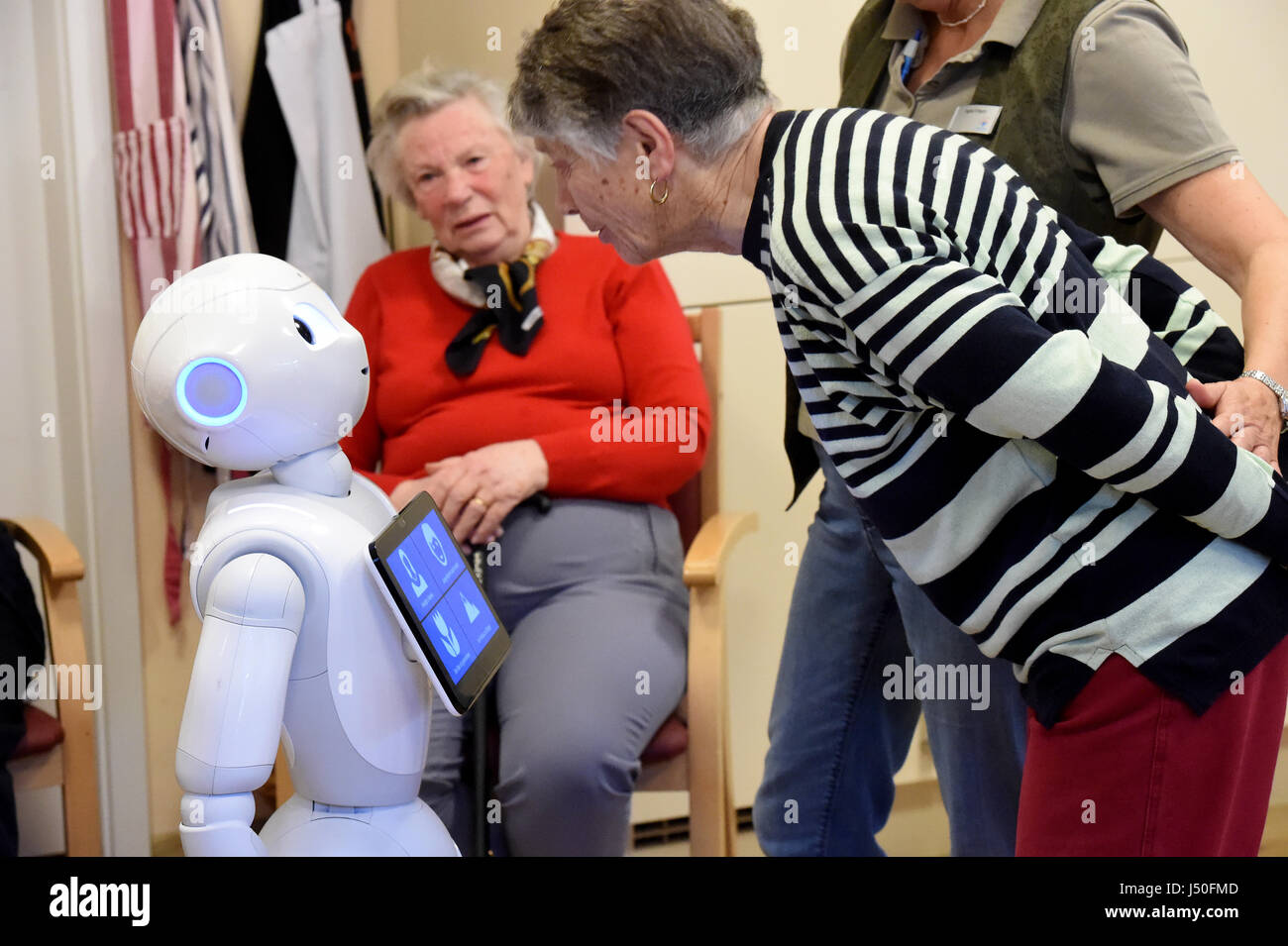 Kiel, Germany. 11th May, 2017. "Emma" the robot pictured in a Diakonie Altholstein dementia ...