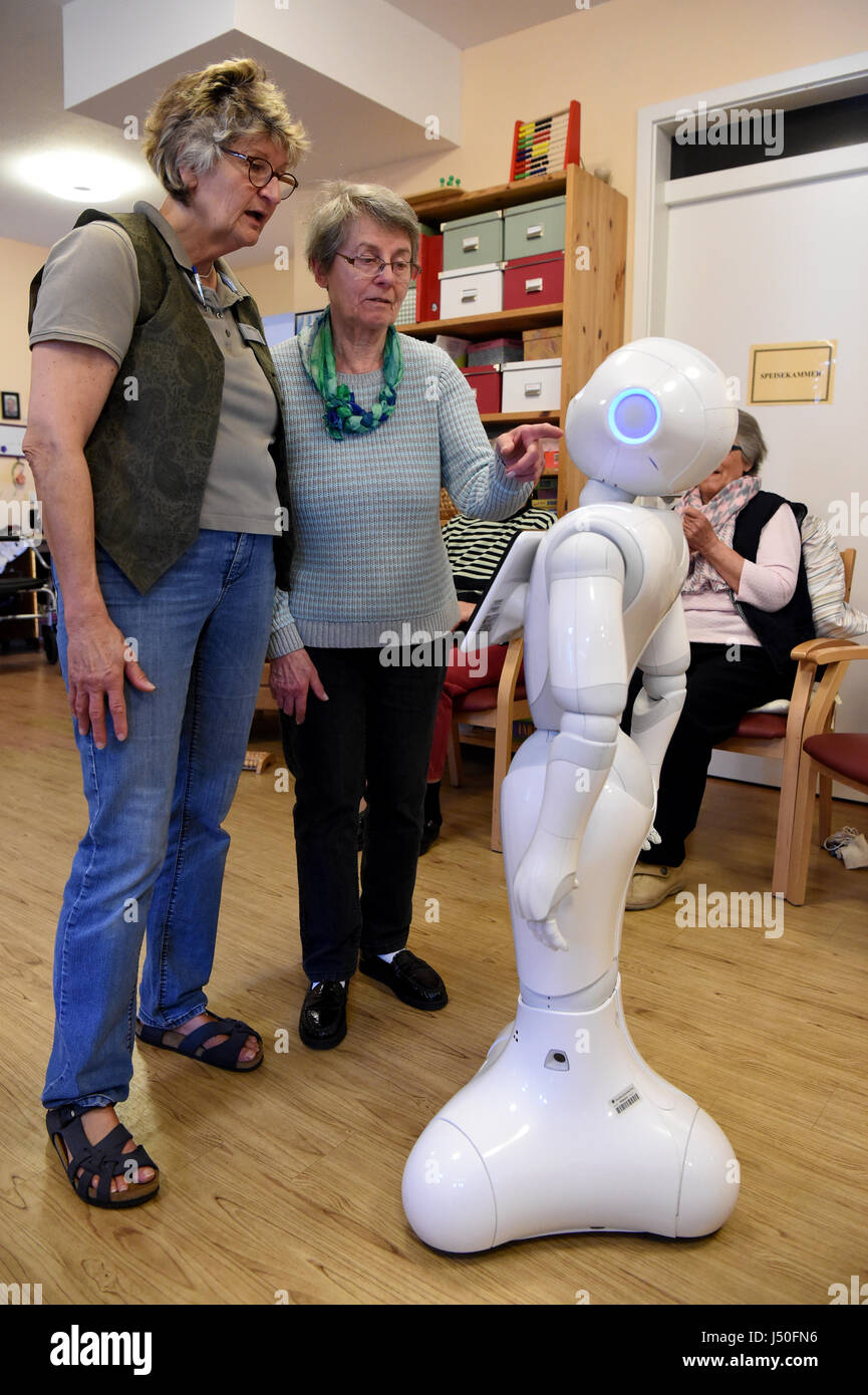 Kiel, Germany. 11th May, 2017. "Emma" the robot pictured in a Diakonie Altholstein dementia ...