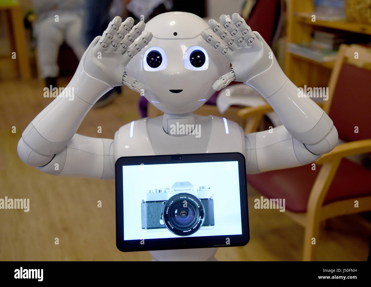 Kiel, Germany. 11th May, 2017. "Emma" the robot photographs a residet ...