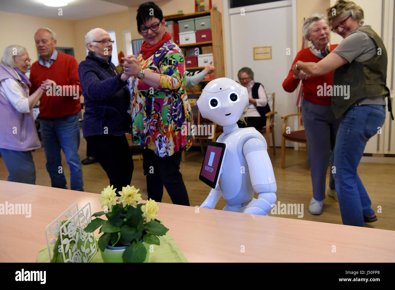 Kiel, Germany. 11th May, 2017. "Emma" the robot plays music for a dance ...