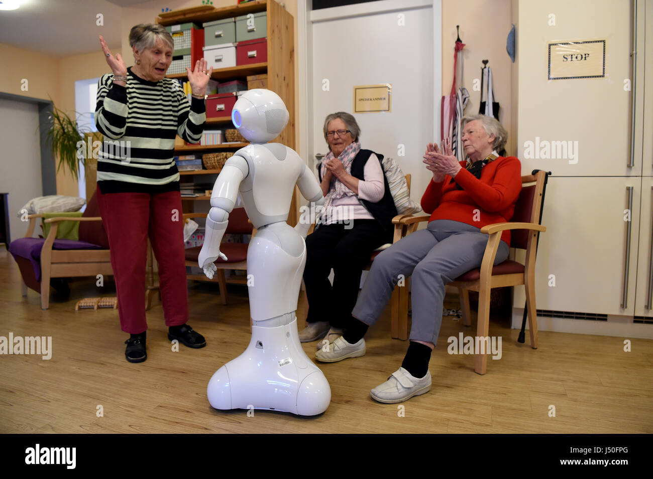 Kiel, Germany. 11th May, 2017. "Emma" the robot pictured in a Diakonie ...