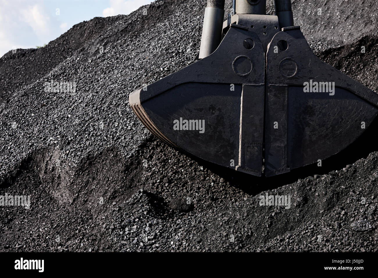 Coal loading excavator, heaps of coal Stock Photo - Alamy