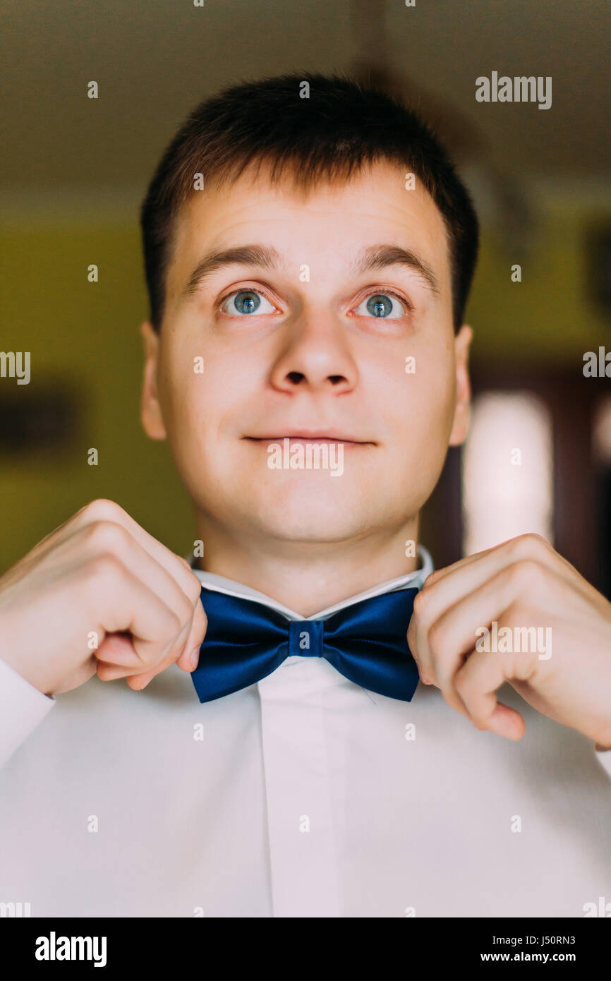 Dressing bow tie hi-res stock photography and images - Alamy