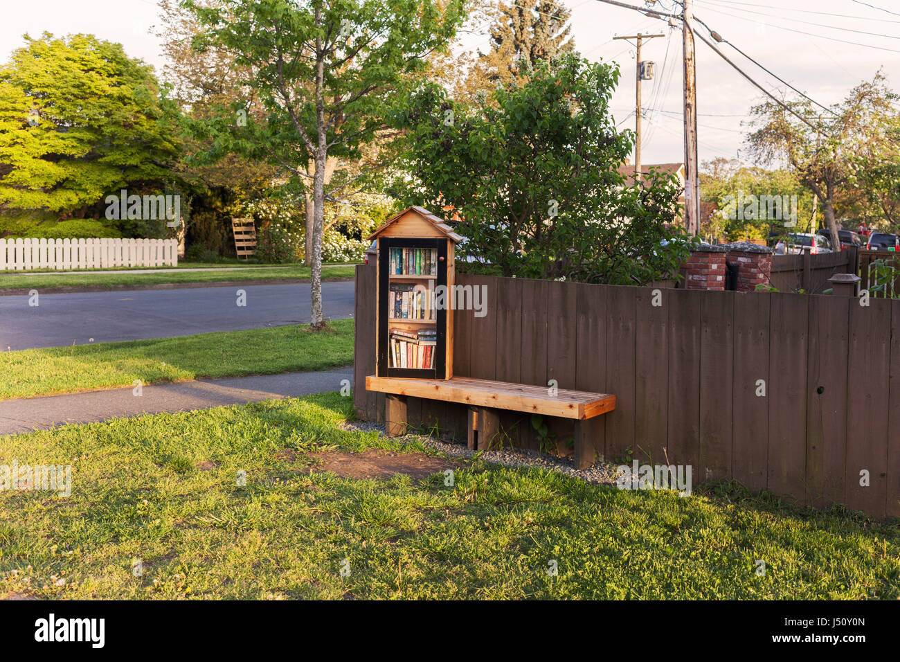 Library book bench hi-res stock photography and images - Alamy