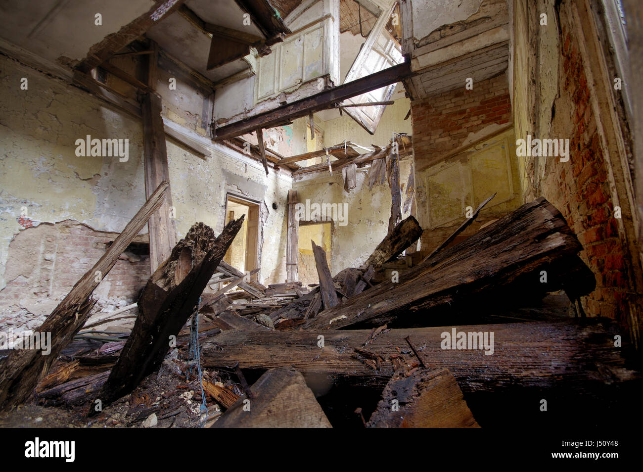Adandoned apartment hi-res stock photography and images - Alamy