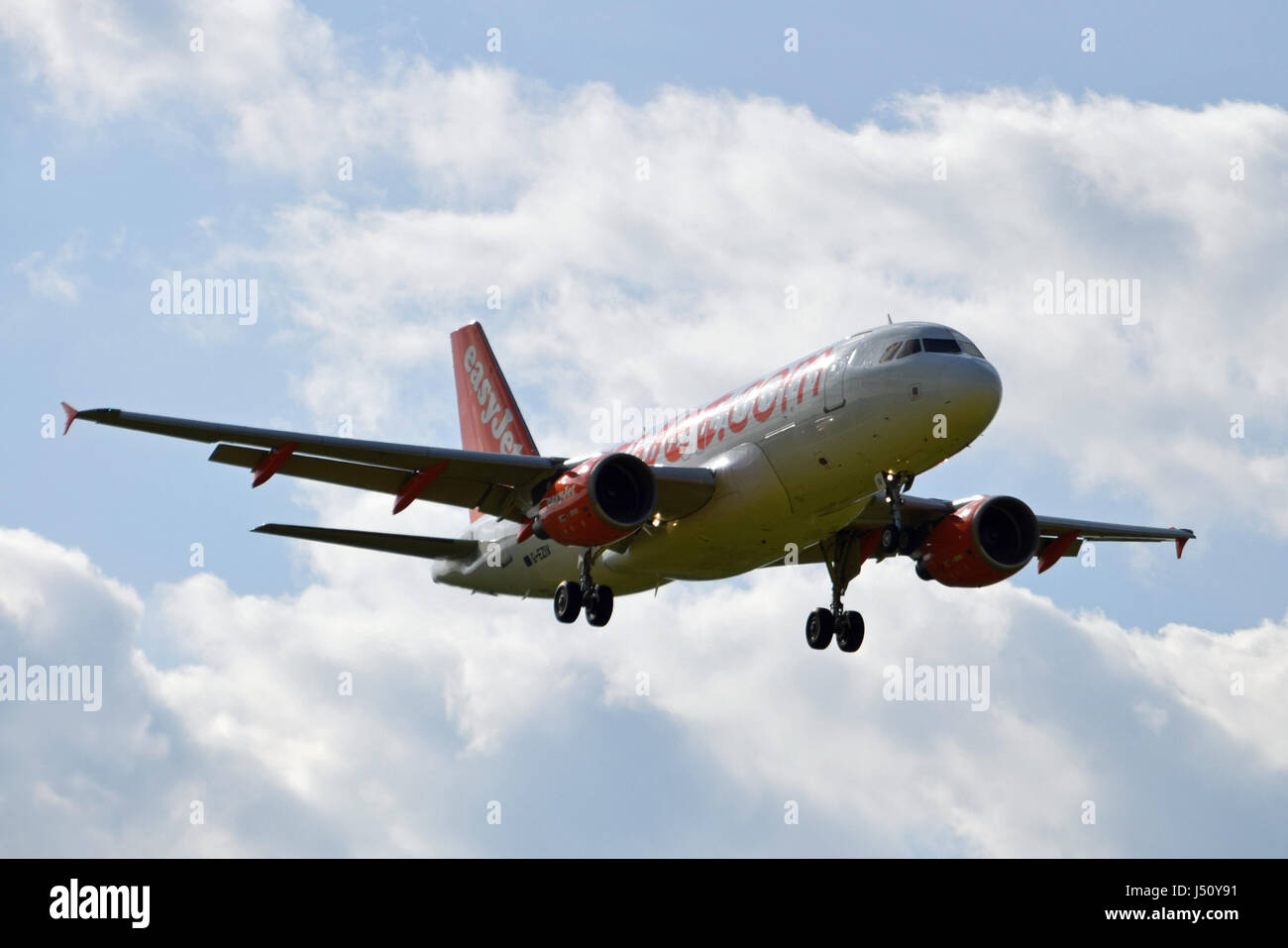 G-EZIV easyJet Airbus A319-100 - cn 2565 on final approach to LGW ...