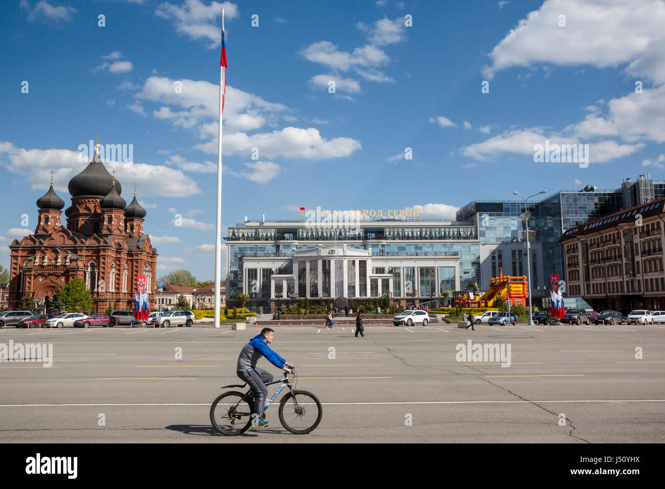 View of the Lenin square and the Cathedral of the Assumption in Tula ...