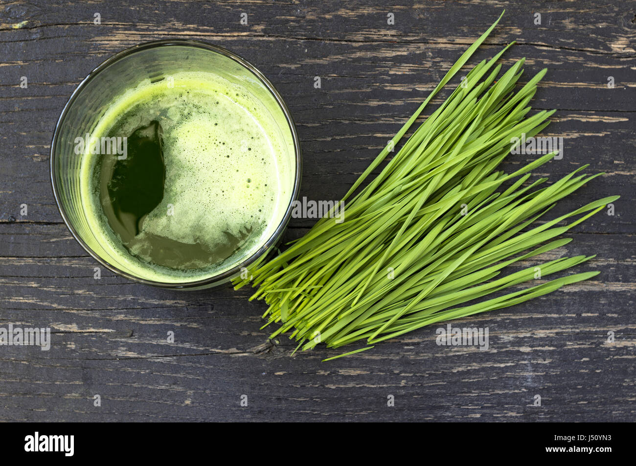 Green organic wheat grass and juice ready to drink Stock Photo - Alamy