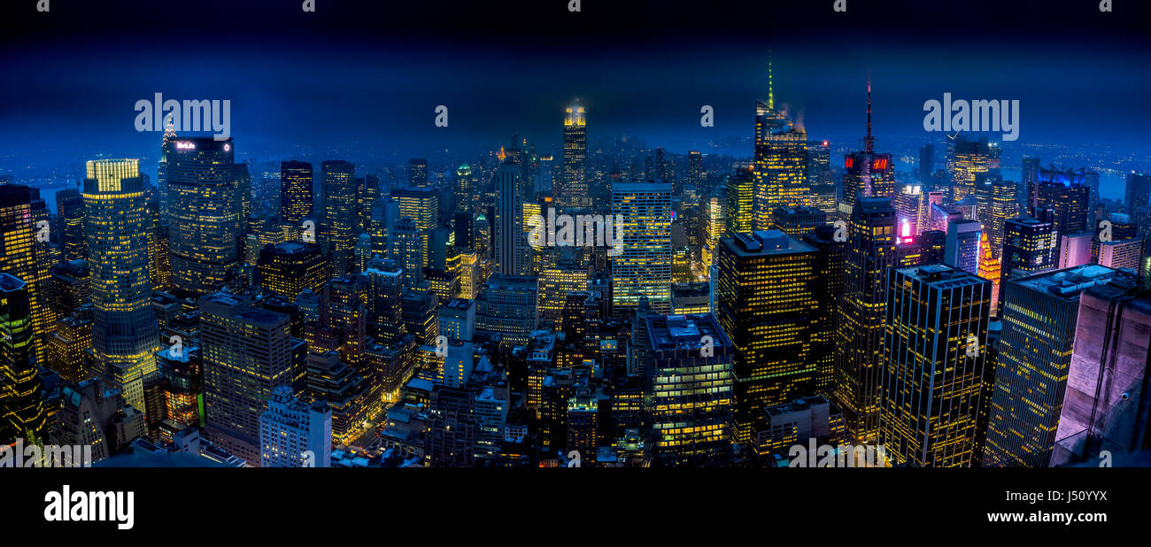 Midtown manhattan skyline at night hi-res stock photography and images ...