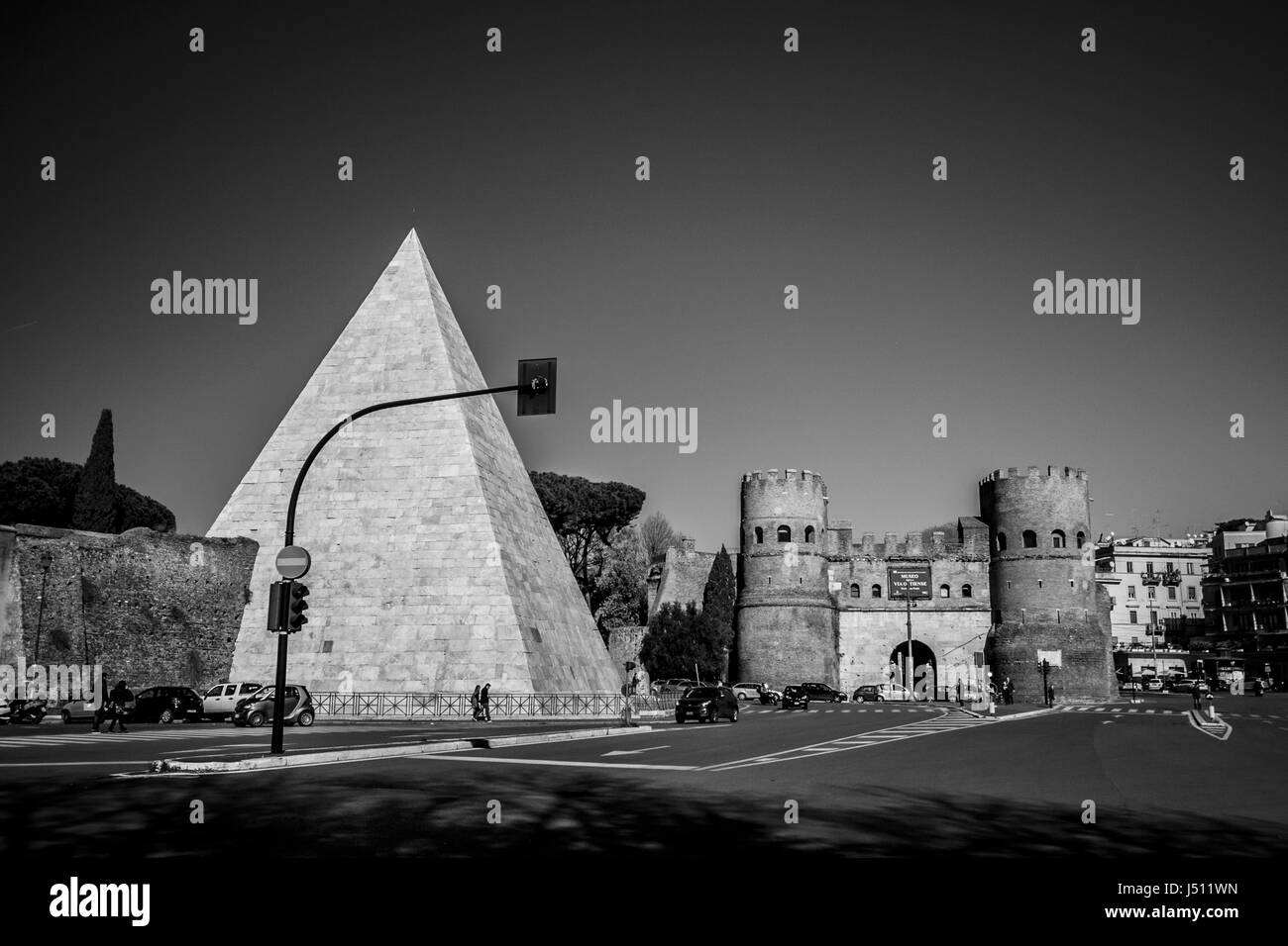 The pyramid of gaius cestius in rome Black and White Stock Photos ...
