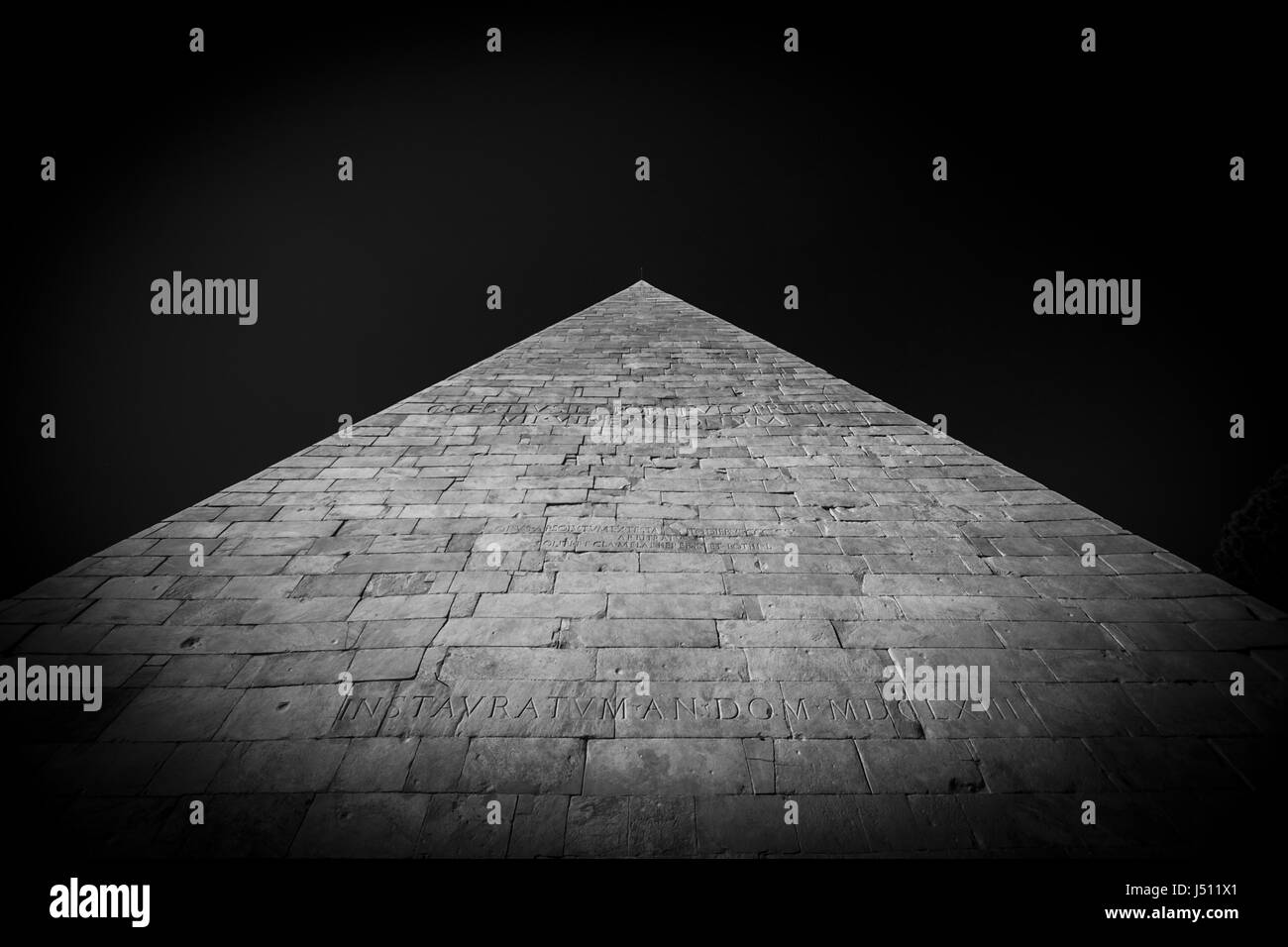 The pyramid of gaius cestius in rome Black and White Stock Photos ...