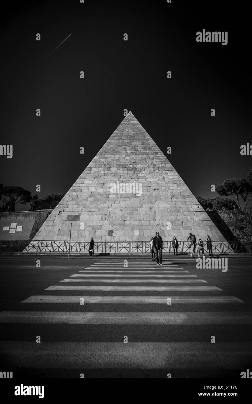 The pyramid of gaius cestius in rome Black and White Stock Photos ...