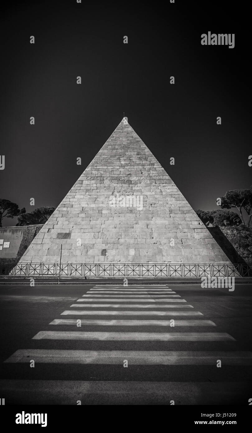 Pyramid of Caius Cestius in Rome Stock Photo - Alamy
