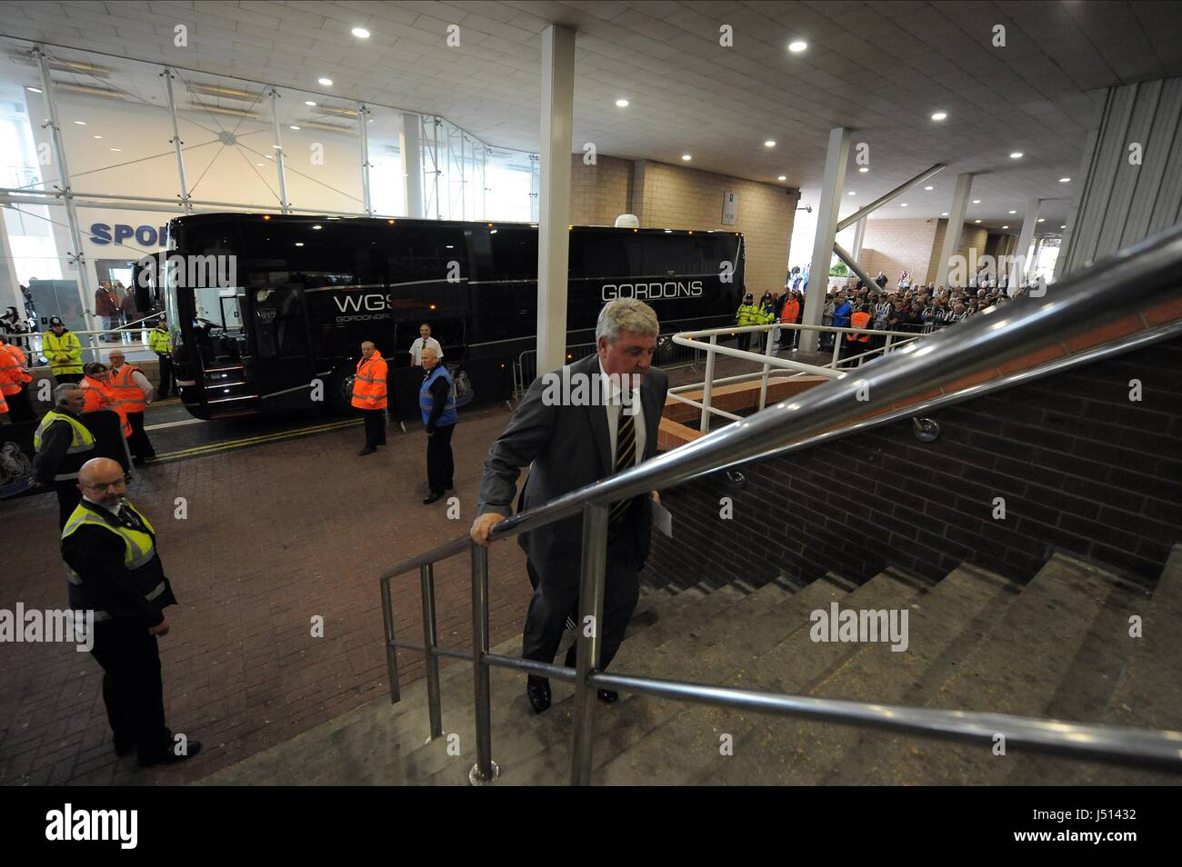 STEVE BRUCE ARRIVE AT ST JAMES NEWCASTLE UNITED FC V HULL CIT ST JAMES ...
