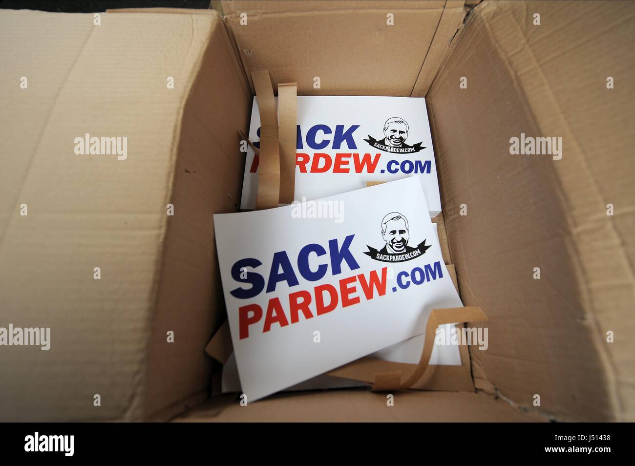 SACK PARDEW .COM BANNERS NEWCASTLE UNITED FC V HULL CIT ST JAMES PARK ...