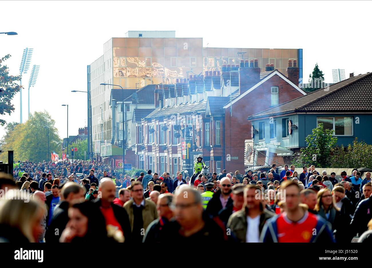Old trafford crowd hi-res stock photography and images - Alamy