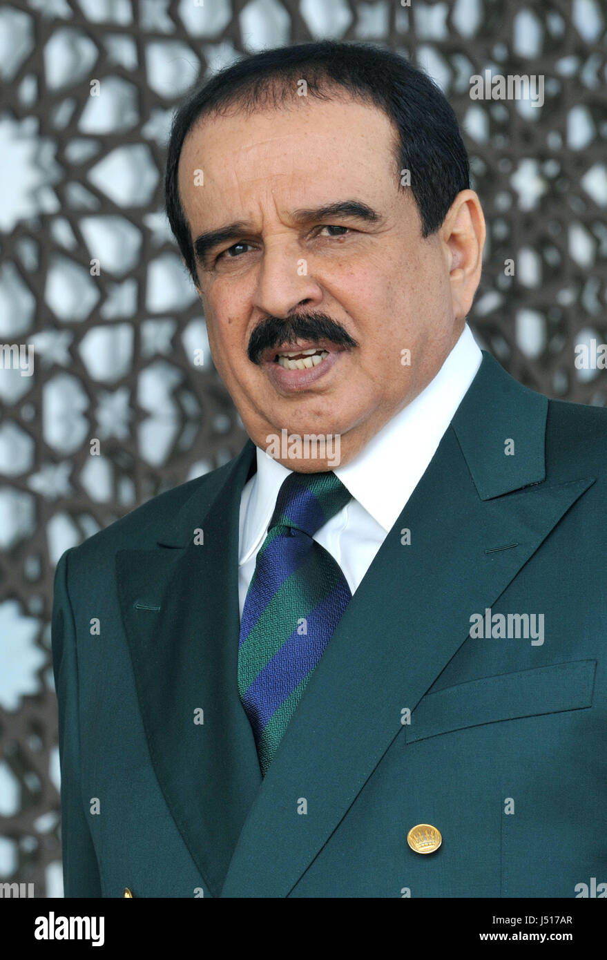 Queen Elizabeth II and the King of Bahrain Hamad bin Isa Al Khalifa ...