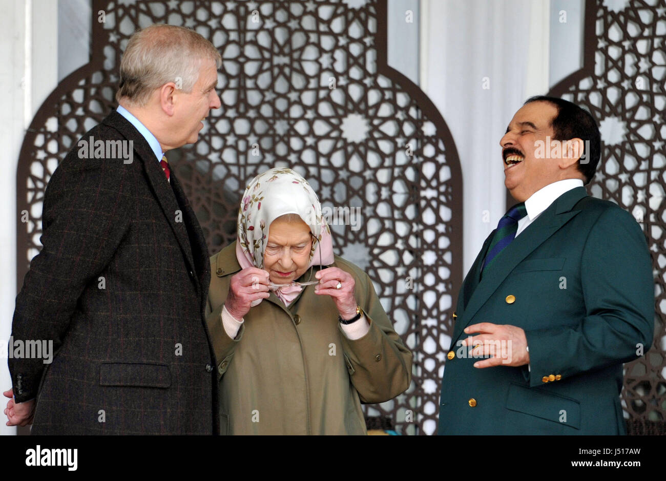 Queen elizabeth ii with the king of bahrain hi-res stock photography ...