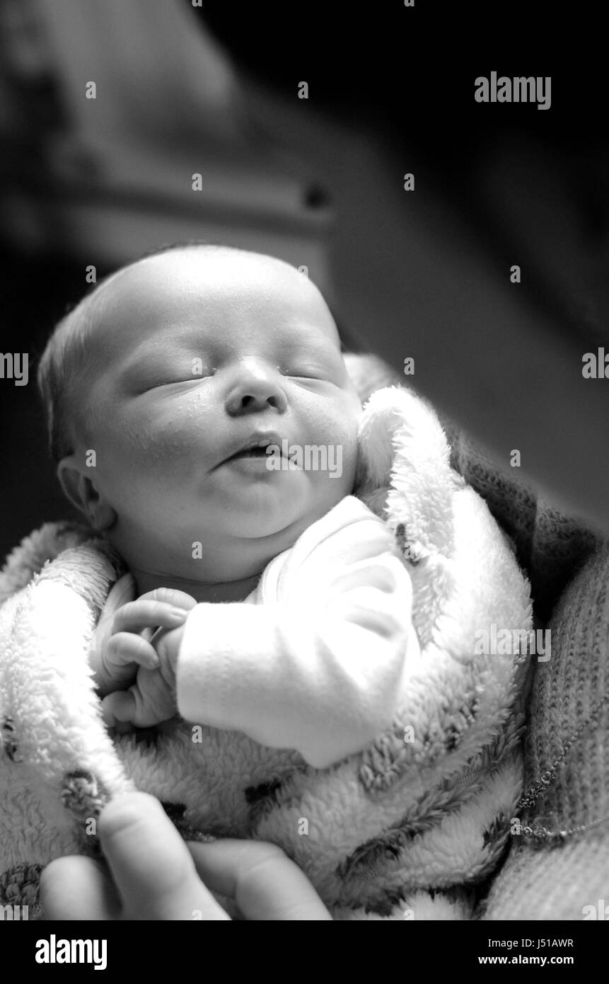 Newborn in mothers arms hi-res stock photography and images - Alamy