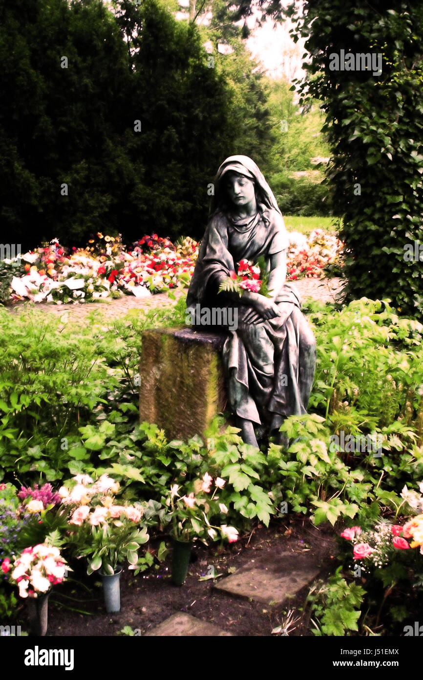 Mourning statue urn hi-res stock photography and images - Alamy