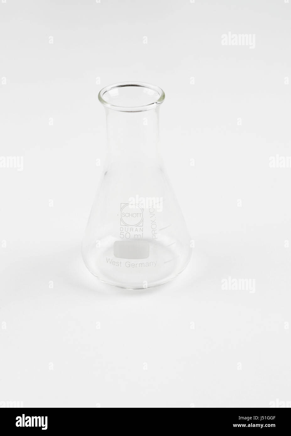 Empty beakers hi-res stock photography and images - Alamy