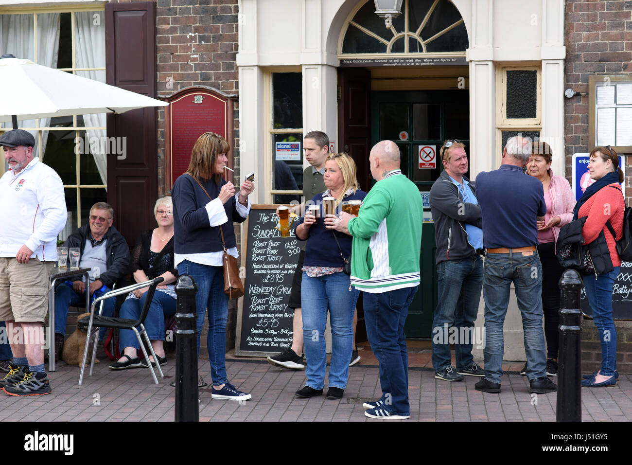 People in pub uk hi-res stock photography and images - Alamy