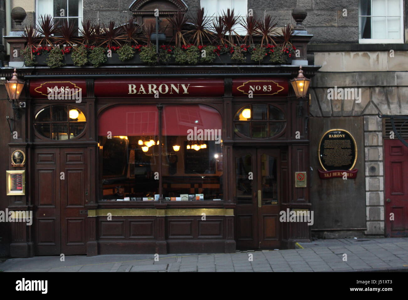 Old fashioned Shop front in Edinburgh Stock Photo - Alamy