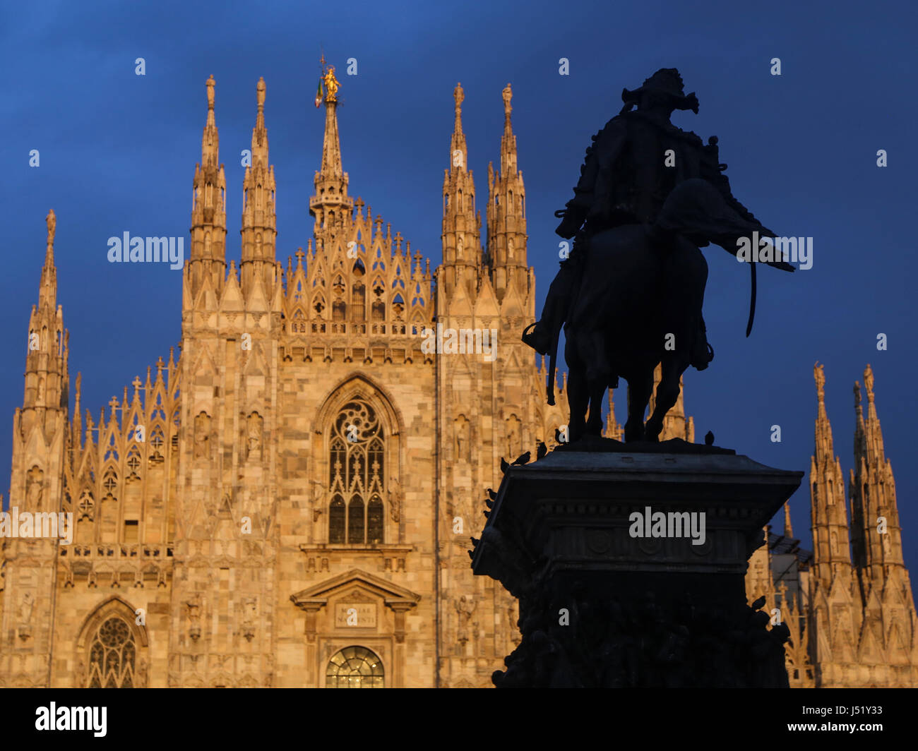 Doumo of milan hi-res stock photography and images - Alamy