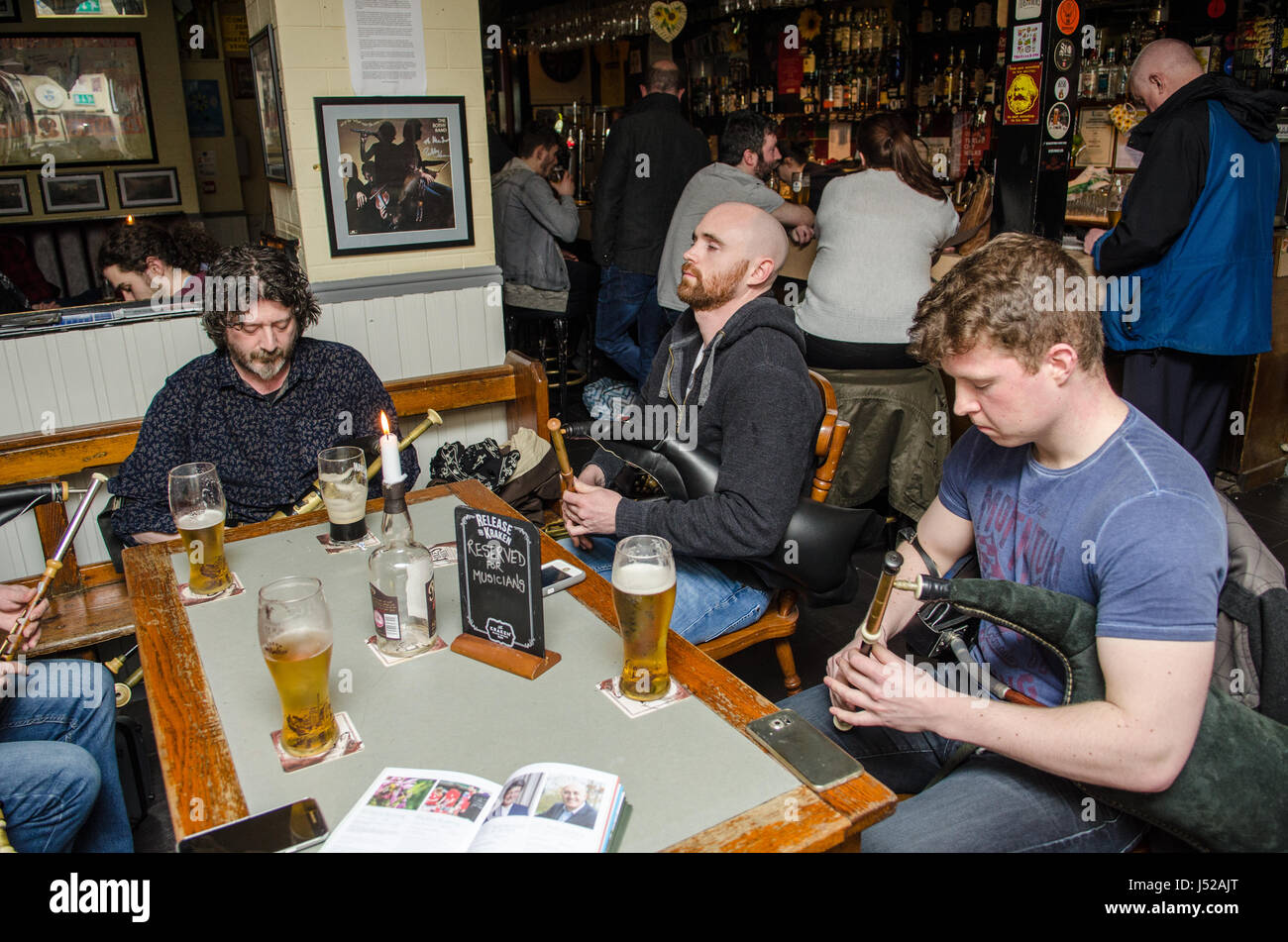 Traditional Irish Folk session Belfast Sunflower Bar Stock Photo - Alamy